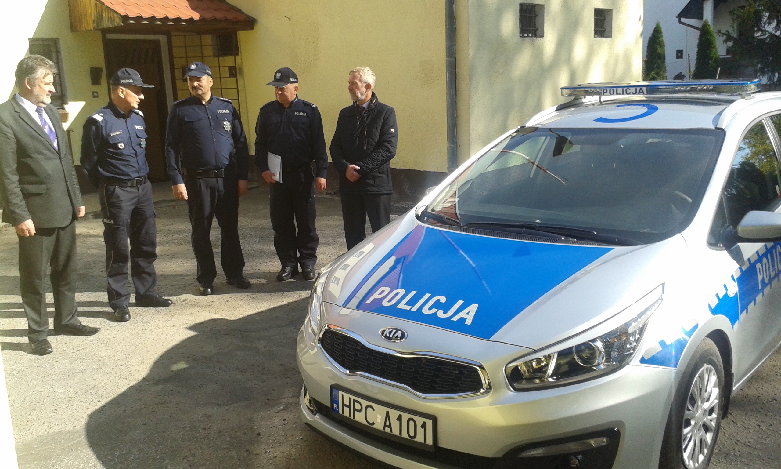 Nowy radiowóz dla policjantów z Komisariatu Policji w Janowcu Wlkp ...